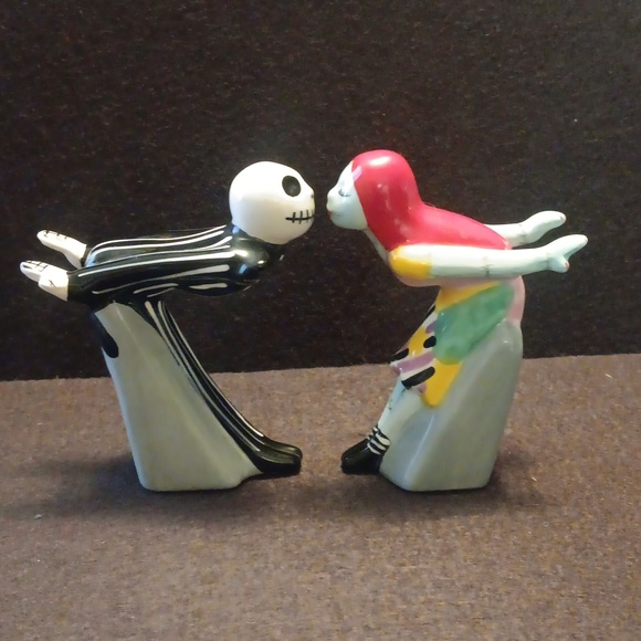 Disney | Kitchen | Jack And Sally Kissing Salt And Pepper Shakers ...